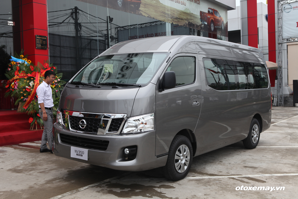 Những so sánh đầu tiên giữa Nissan NV350 Urvan và Toyota Hiace